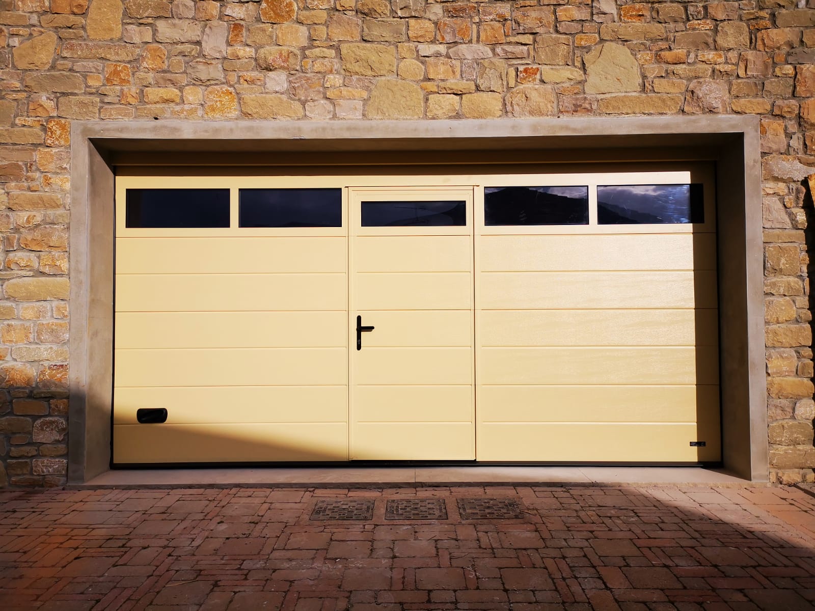 Porte pedonali integrate alle porte sezionali per garage - Aprico