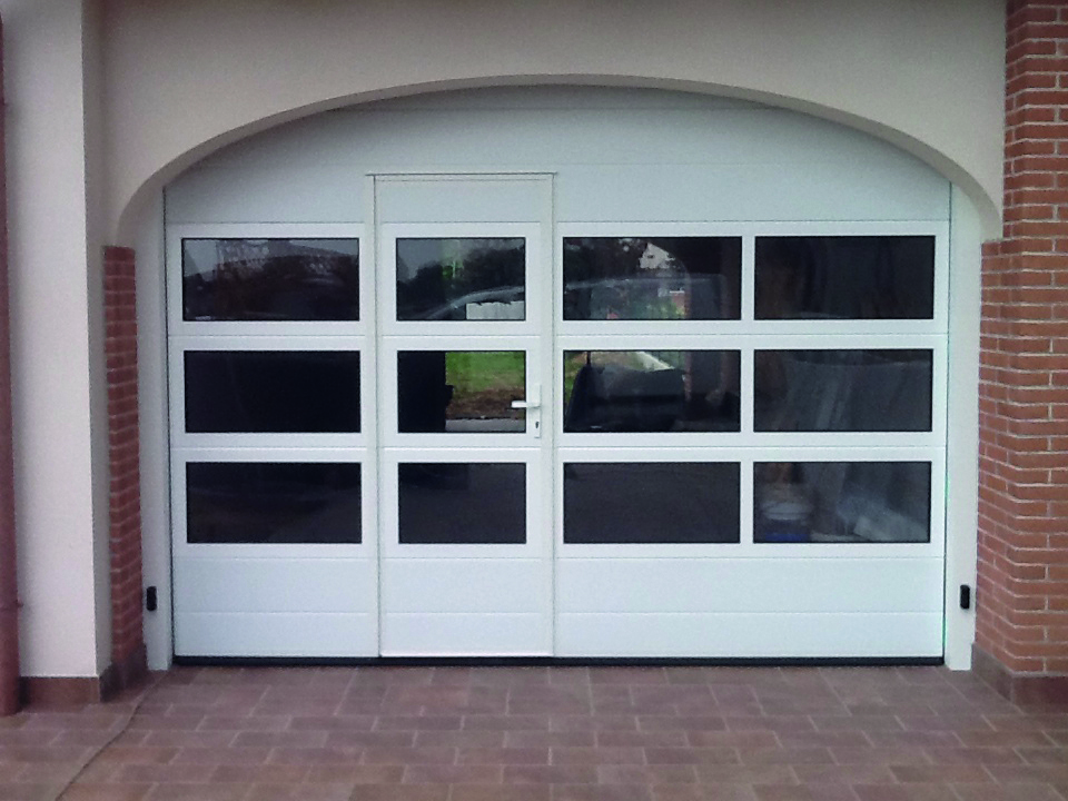 Porte pedonali integrate alle porte sezionali per garage - Aprico