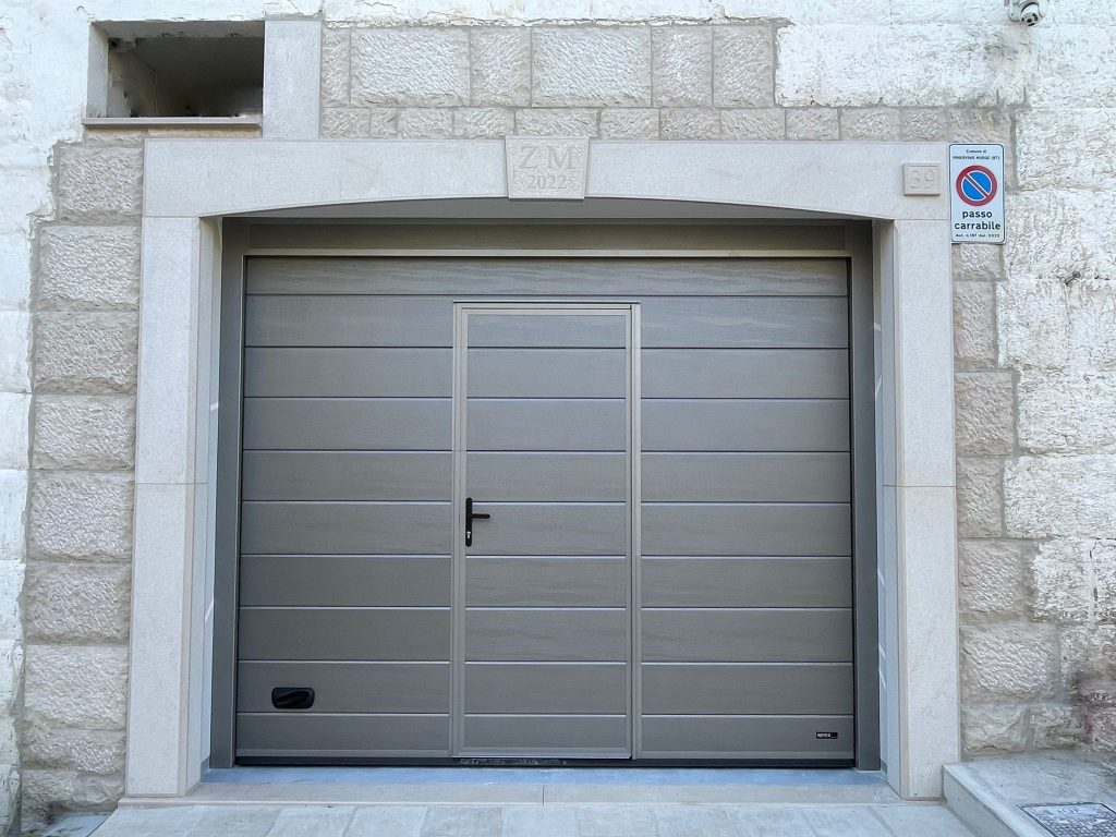 Porte pedonali integrate alle porte sezionali per garage - Aprico