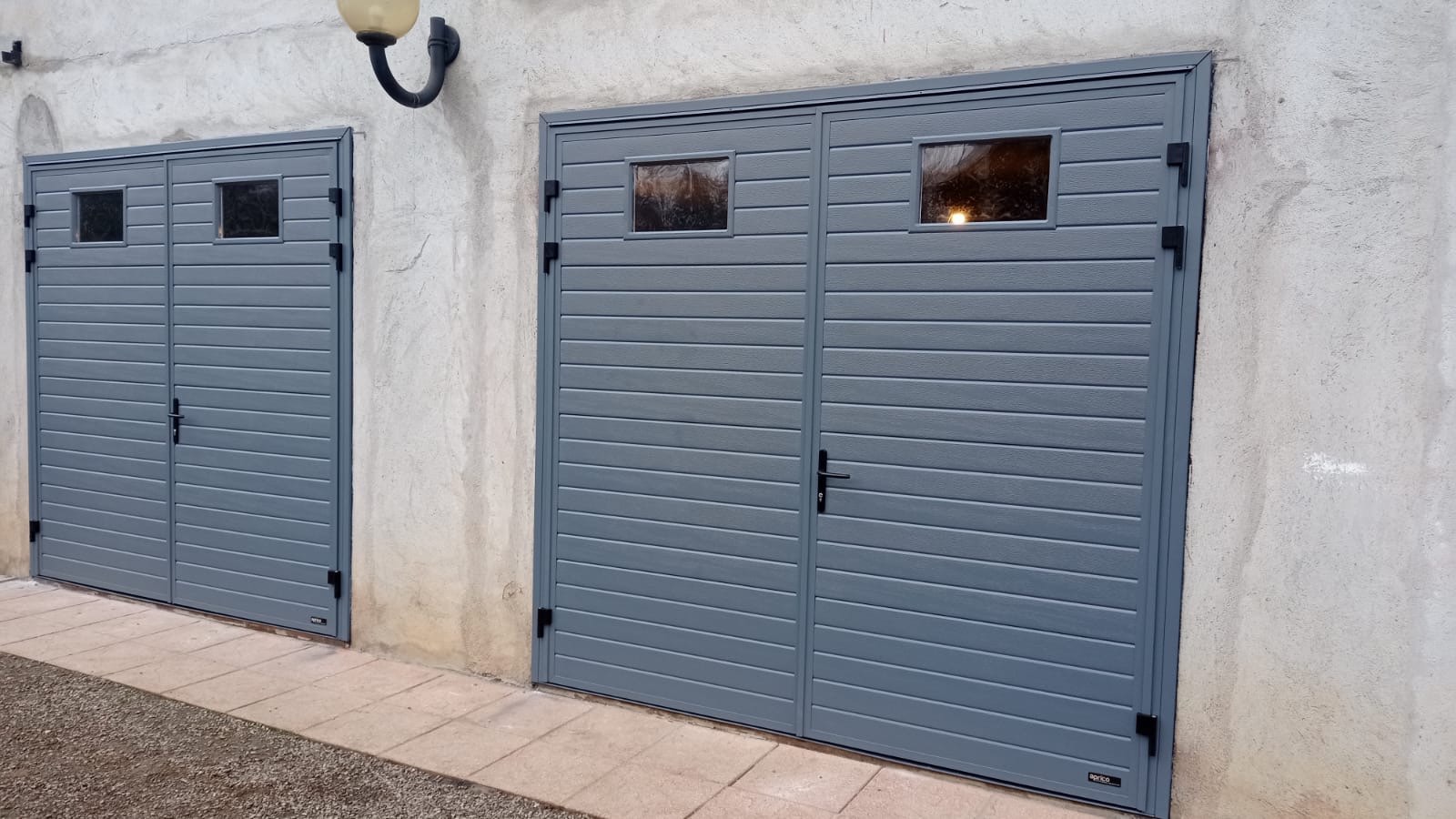 Portoni ad anta battente per garage: pratici ed economici - Aprico